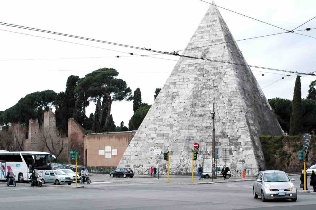 Una vera piramide egizia a Roma, ma cosa nasconde al suo interno? Ecco ...