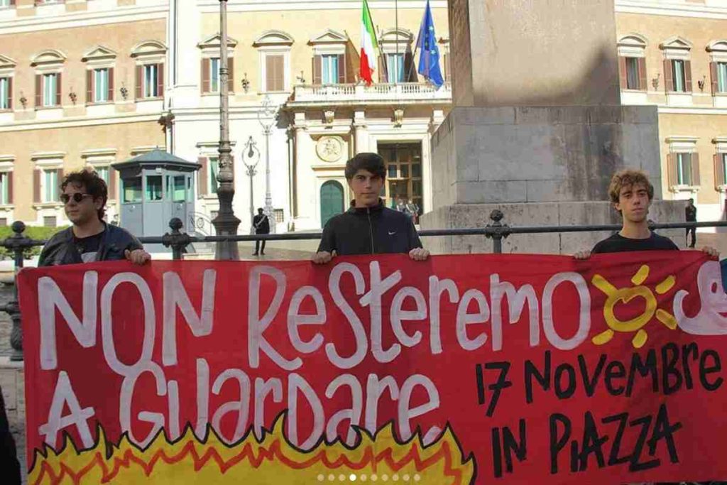 Studenti, la protesta fuori Montecitorio: "Studiare è un diritto, ma ...