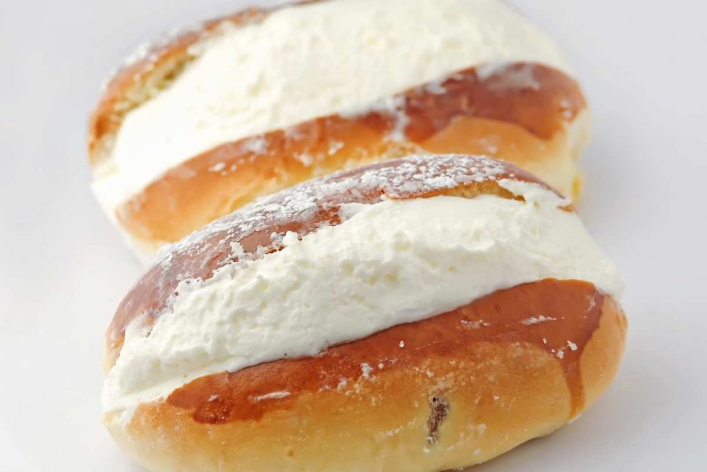 Maritozzo con la panna romano: la ricetta originale da leccale i baffi ...
