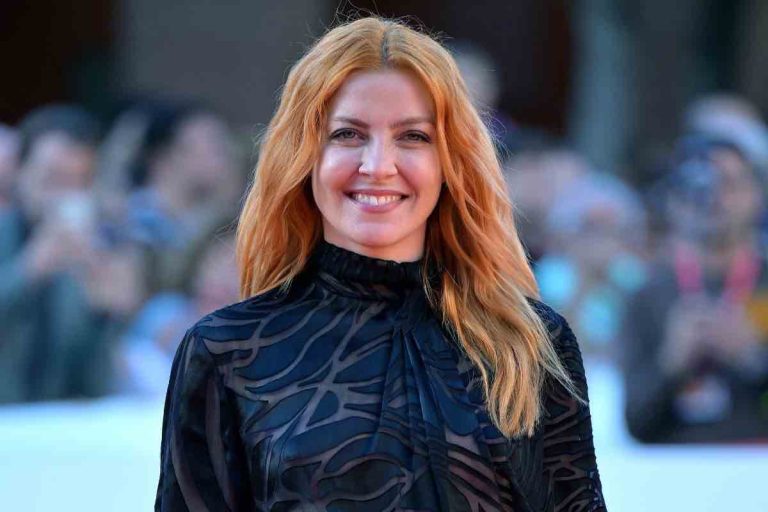 Noemi posa senza veli, la cantante è in forma divina: "Suono sempre ...