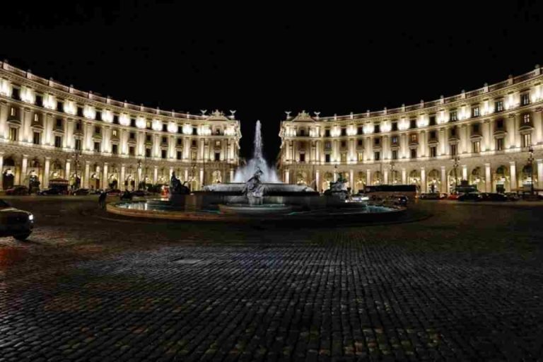 Roma, tutta la magia dei fari a led fa risplendere Piazza della ...