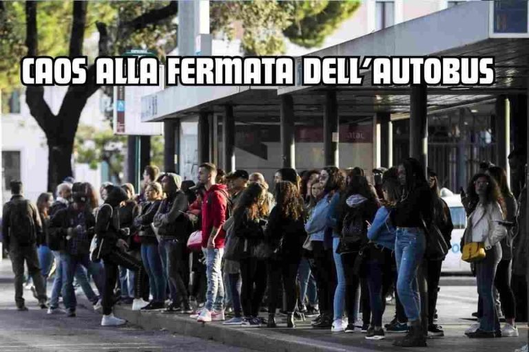 Caos alla fermata dell'autobus: in pochi secondi accade di tutto - Roma ...